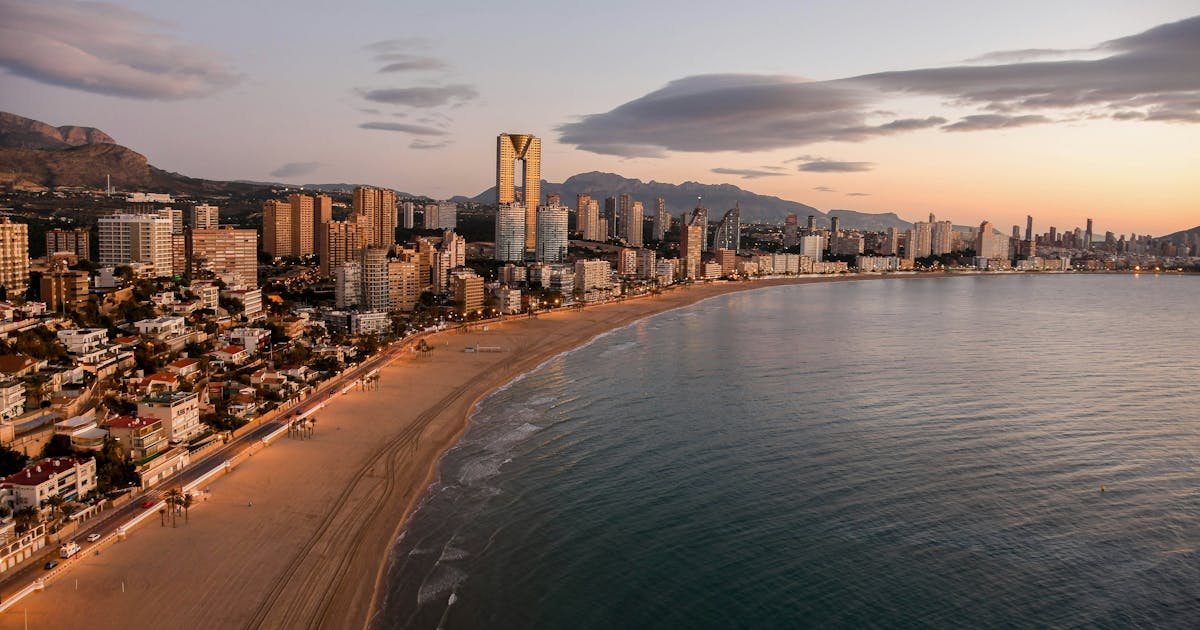 Stryy para Benidorm a partir de R$ 1.954 | Passagens Reembolsáveis | Busbud